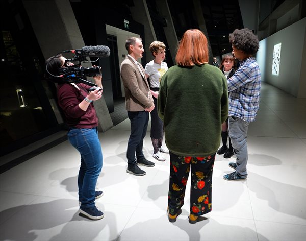 Fine Art students create live video with renowned artist